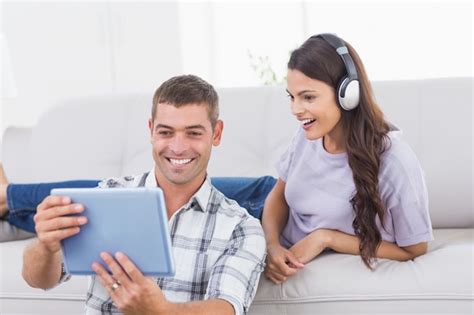 Premium Photo Man Showing Digital Tablet To Surprised Woman