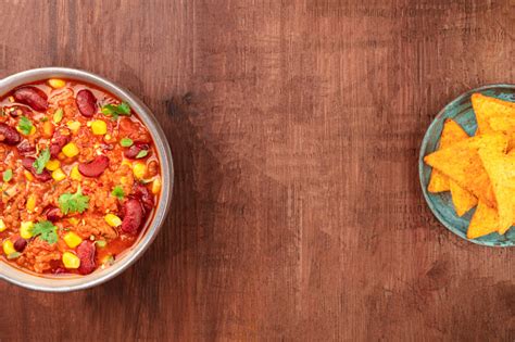 멕시코 음식 디자인 템플릿입니다 나초 또띠아 칩을 곁들인 칠리 콘 카른 어두운 소박한 나무 배경위에서 촬영한 텍스트 0명에 대한