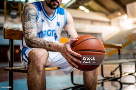 손에 공을 들고 있는 농구 선수 25 29세에 대한 스톡 사진 및 기타 이미지 25 29세 Basketball