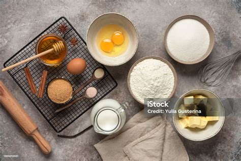 베이킹 배경 베이킹 재료 그런지 배경에 밀가루 계란 설탕 꿀 버터 우유와 향신료 맨 위 보기입니다 가정 생활에 대한 스톡 사진