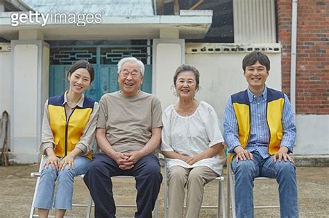 남성 노인여자 성인여자 미소 밝은표정 사회복지 독거노인 노인 손잡기 홀딩 이미지 Jv12089968