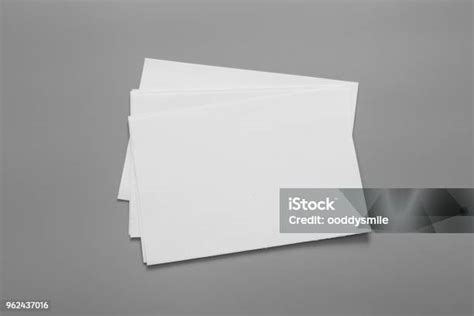 빈 초상화 모형 종이입니다 소책자 잡지 회색 변하기 쉬워 배경에 고립 된 회색에 흰 종이 절연 0명에 대한 스톡 사진 및 기타 이미지 Istock