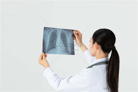 X 레이 필름을 보는 미용 의사 사진 무료 다운로드 Lovepik