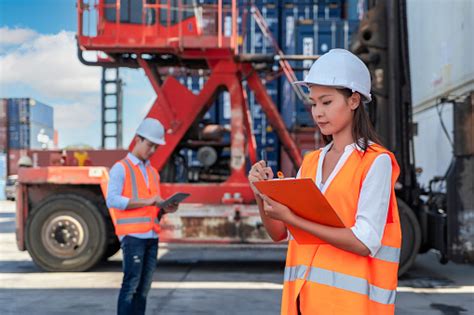 엔지니어들은 창고 내부에 컨테이너가 있는 화물 운송을 감독하고 있습니다 수출 및 수입 사업 및 물류 컨테이너 20 24세에 대한 스톡 사진 및 기타 이미지 Istock