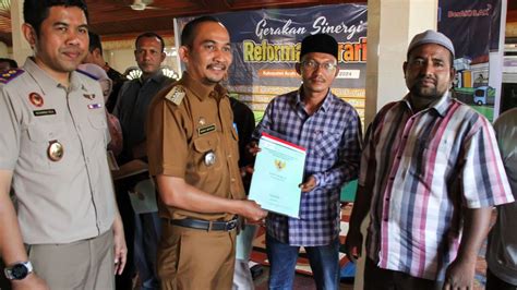 Melalui Gerakan Sinergi Reforma Agraria BPN Aceh Utara Bagikan Sertipikat Tanah Kepada Petani