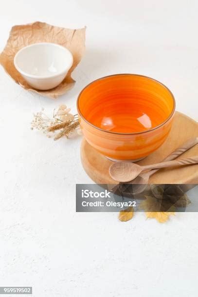 오렌지는 스탠드와 밝은 오렌지 배경에 나무 숟가락에 그릇 3가지 개체에 대한 스톡 사진 및 기타 이미지 3가지 개체 가을 견과 Istock