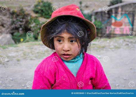 Ragazza Quechua Che Fissa In Un Villaggio Nelle Ande Ollantaytambo P