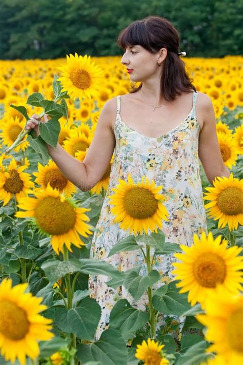122 Mujer Desnuda En El Campo Fotos De Stock Fotos Libres De Regalías