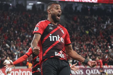 Mais caro da história do Athletico Alex Santana confirma fama de