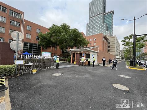高二高三返校复学首日探访：为减少聚集接触，这所学校按年级分设两个进校通道