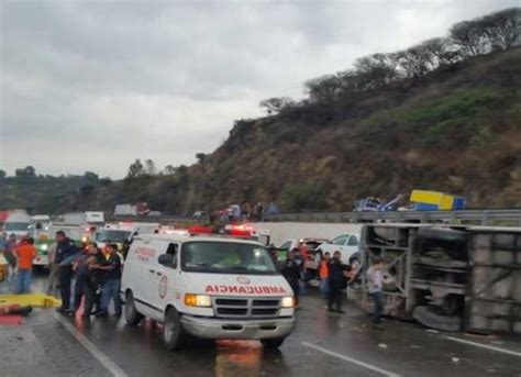 Un muerto y 29 heridos tras volcarse autobús con fans de Guns N Roses