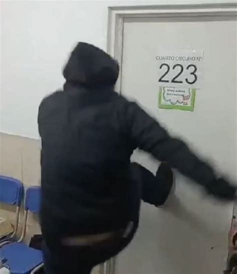 Video Insólito Abrió La Puerta Del Cuarto Oscuro Con Una Patada Karateca Eldoce