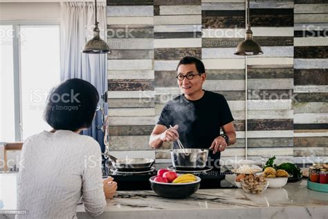 성숙한 중국 남자 여자와 부엌에서 저녁 식사를 준비 하 고 소스팬에 대한 스톡 사진 및 기타 이미지 소스팬 요리하기 음식