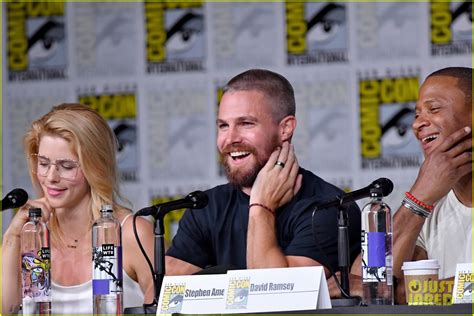 The Arrow Cast Debuts Season 7 Trailer At Comic Con Watch Photo