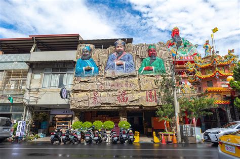 台中南天宮年度盛事12輛超跑過火祈福會，百人擲台中南天宮金錢龜，台中人必訪求財、祈福秘境桃花林，台中汽車過火中部最大關帝廟