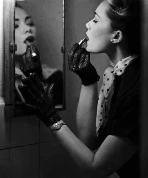 Шепот на сърцето ღ На съседната маса има една жена наблюдавам я от известно време Това е