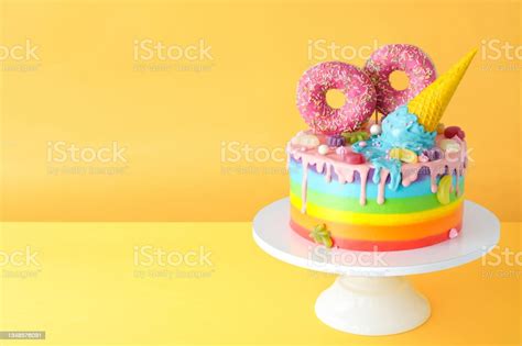 딸기로 장식 된 노란색 배경에 화려한 무지개 크림과 생일 케이크 화려한 뿌려 초콜릿으로 부어 0명에 대한 스톡 사진 및 기타