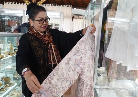 Ny Putri Koster Kunjungi Anjungan Bali Di Tmii