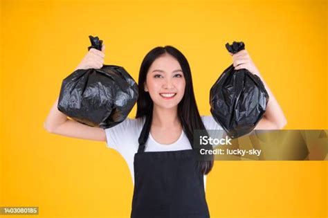 검은 쓰레기 봉투를 들고 검은 앞치마를 입은 예쁜 아시아 여성 폐기물 분류 및 지속 가능성 개념 가득 찬에 대한 스톡 사진 및 기타 이미지 Istock