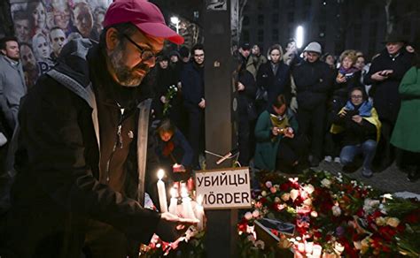 Перед посольством России в Берлине почтили память российского