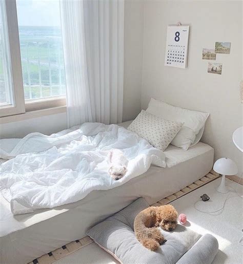 รวม 48 ไอเดีย แต่งห้องนอนด้วย เตียงติดพื้น นอนชิล ๆ สไตล์มินิมอล