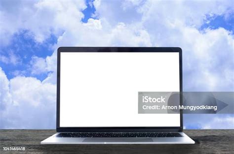 나무 테이블에 푸른 하늘 배경 흰색 빈 화면이 노트북 클라우드 컴퓨터 개념을 컴퓨터 데이터 백업입니다 0명에 대한 스톡 사진 및 기타 이미지 Istock