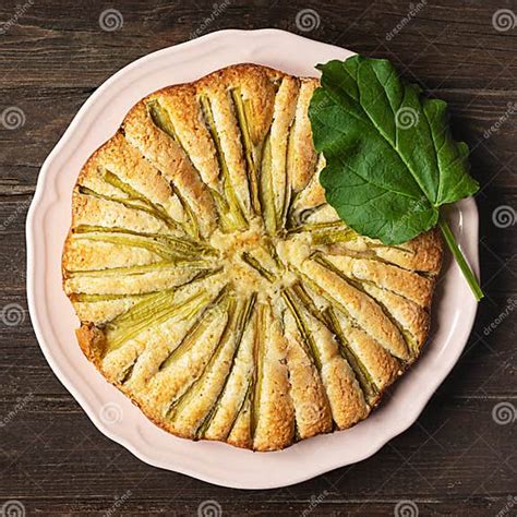 深木色背景中的大黄饼顶视图 库存图片 图片 包括有 葡萄酒 可口 鲜美 服务 膳食 斯堪的纳维亚语 251515647