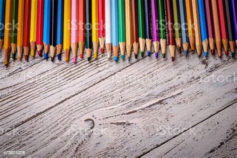 채색기법 연필 한 연립 나무 배경의 0명에 대한 스톡 사진 및 기타 이미지 0명 2015년 갈색 Istock