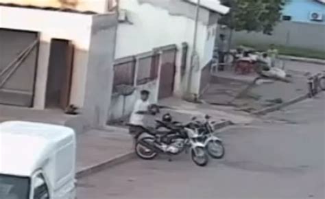 Homem empina moto e acaba atropelando mãe e filho vídeo Baixada Cuiabana