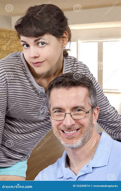 Vater Und Tochter Zu Hause Stockfoto Bild Von Elternschaft 55209874
