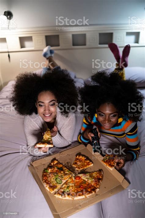 집에서 휴식 하 고 침대에 피자를 먹는 아프리카 여성 밤 하루 시간대에 대한 스톡 사진 및 기타 이미지 밤 하루 시간대