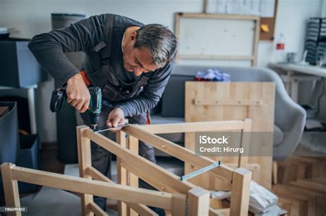 테이블을 만들기 위해 무선 드라이버를 사용하는 수석 목수 Diy에 대한 스톡 사진 및 기타 이미지 Diy 가구 가정의 방 Istock
