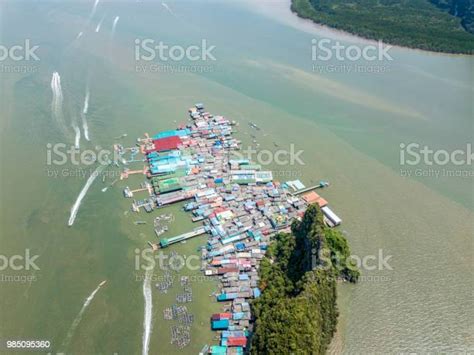 아름 다운 높은 산 그리고 아침 빛 당신은 볼 것 이다 가장 아름 다운 경치와 어촌 Cheow Lan 호수에서 비행 하는 무인 항공기 내륙 호수의 해안선에서 공중 볼 수