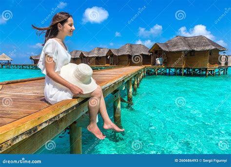Mujer Sentada En El Muelle De Madera Imagen De Archivo Imagen De