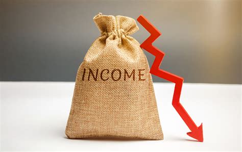 돈 가방 단어 소득과 아래쪽 화살표입니다 감소 된 수익 및 수익 감소 된 예산입니다 돈의 손실입니다 실패 한 비즈니스와 빈곤입니다 낮은 급여 임금 요금 금융 위기 가계에