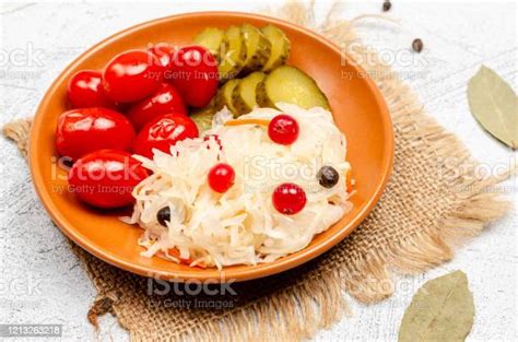 접시와 나무 보드에 수제 발효 제품 소금에 절인 양배추 절인 토마토 피클 밝은 회색 배경 0명에 대한 스톡 사진 및 기타 이미지