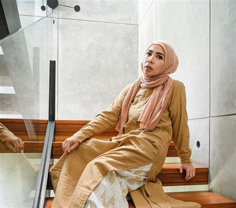 2 Inspirasi Look Earth Tone Yang Manis Dari Melly Goeslaw Id