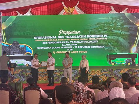 BPJS Ketenagakerjaan Jatim Serahkan Kepesertaan Simbolis Kepada Pekerja
