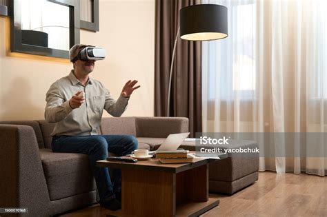 호텔 방에서 가상 현실 헤드셋을 사용하는 성인 남성 50 54세에 대한 스톡 사진 및 기타 이미지 50 54세 Brand