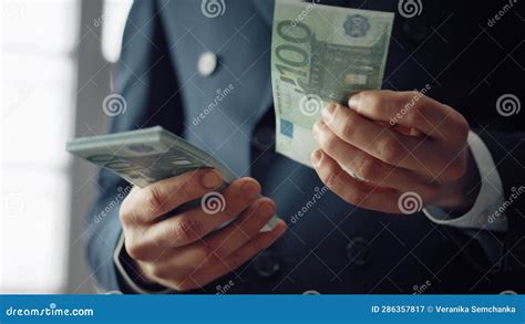 Hombres Contando Cientos De Euros En El Cierre Manos Calculando