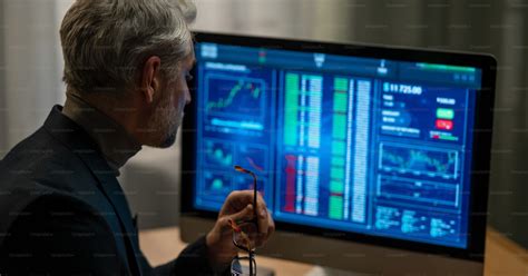 사무실에서 실내에서 컴퓨터로 작업하는 성숙한 사업가의 뒷모습 사진 Unsplash의 슬로바키아 이미지