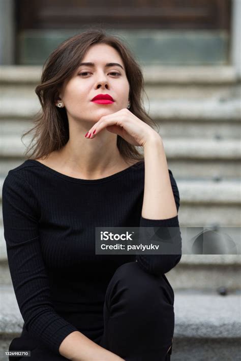 빨간 입술과 짧은 머리를 가진 고급스러운 여성의 거리 초상화 20 24세에 대한 스톡 사진 및 기타 이미지 20 24세 갈색 머리 감정 Istock