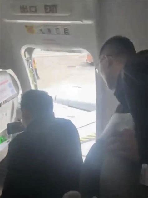 航班刚落地舱内应急出口就被乘客打开 航司：涉事乘客已被警方带走