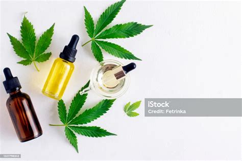 병 Cbd 오일 대마는 복사 공간 흰색 배경에 떠난다 대마 오일과 마리화나 잎을 가진 오일 0명에 대한 스톡 사진 및 기타
