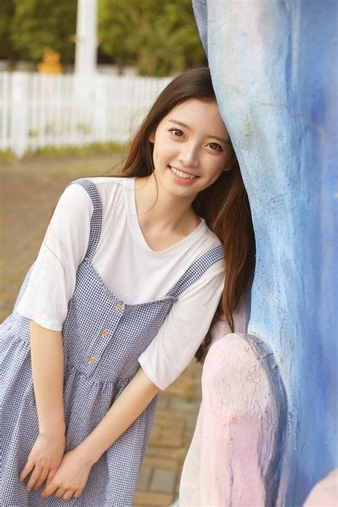 美图分享：笑容甜美的，素颜清纯美女，游玩外拍图集素颜美图图集新浪新闻