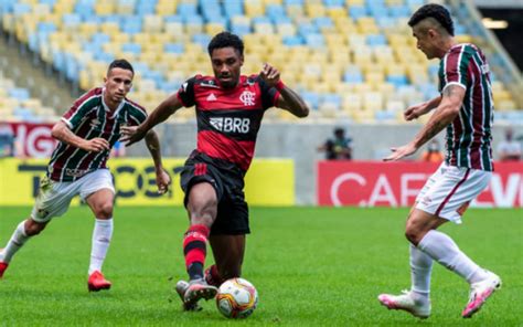 Vitinho Completa 100 Jogos Com O Flamengo E Comemora Participação Com