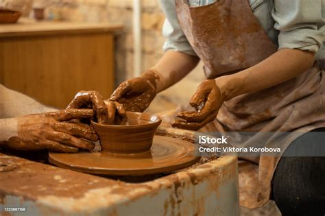 도자기 훈련 남자 도공의 클로즈업은 공공에 갈색 점토 그릇을 제대로 성형하는 방법을 사람을 가르친다 공동체에 대한 스톡 사진 및 기타 이미지 Istock