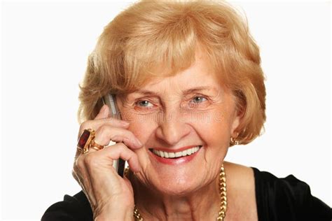 Señora Mayor Feliz Que Habla En El Teléfono Imagen De Archivo Imagen