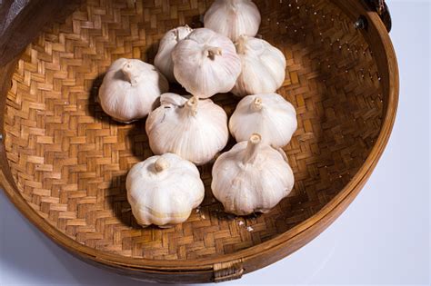 흰색 배경 흰색 배경 평면도에 절연 바구니에 마늘에 고립 된 등나무 바구니에 마늘 갈색에 대한 스톡 사진 및 기타 이미지