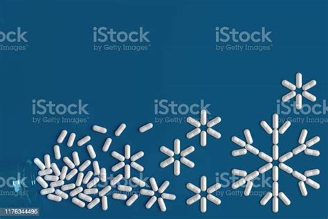 실루엣 눈송이 3d 그림의 형태로 파란색 배경에 흩어져 정제의 다양한 배경 감기와 독감에 대한 스톡 사진 및 기타 이미지 감기와 독감 건강관리와 의술 겨울 Istock